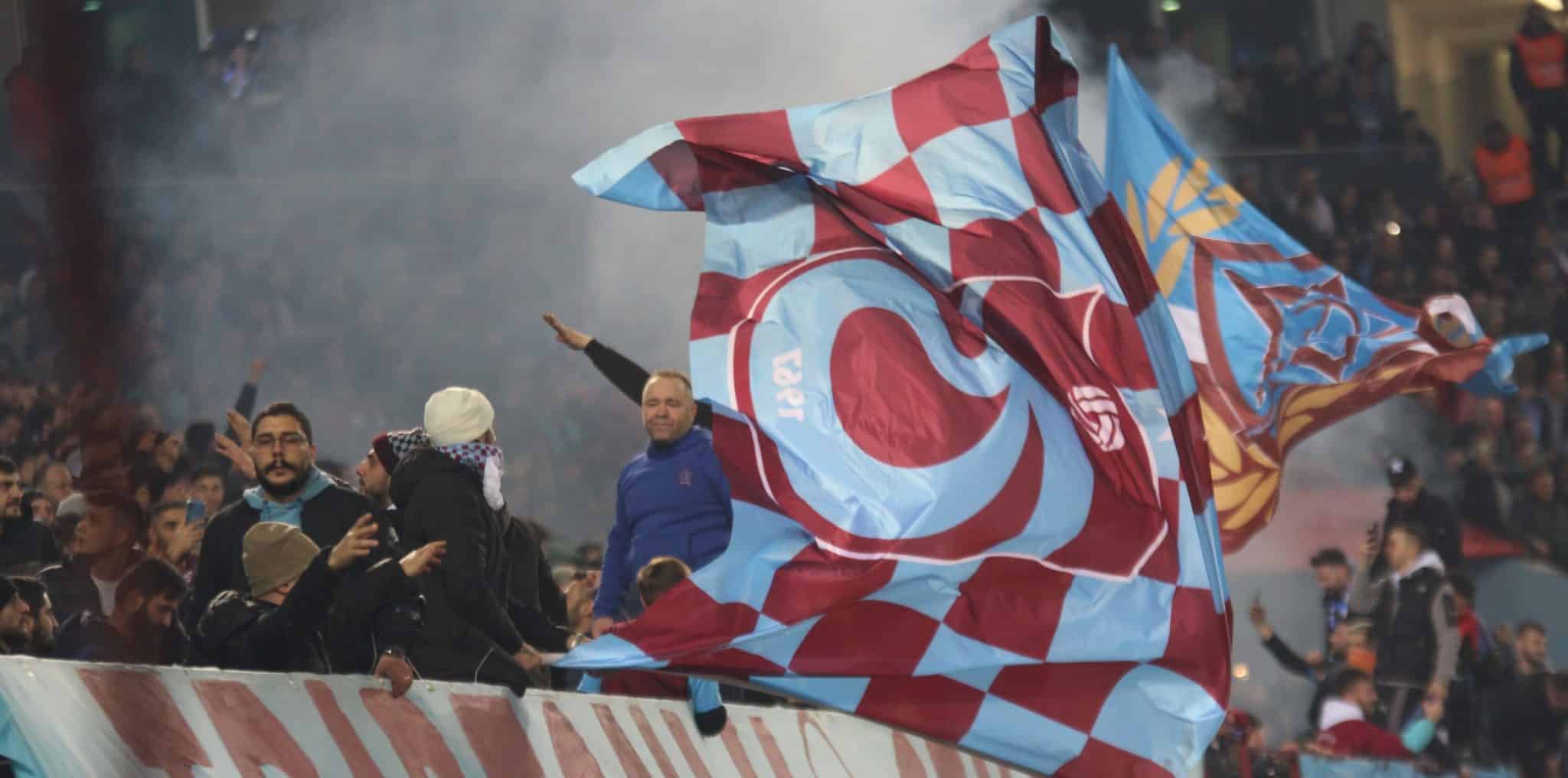 Trabzonspor: Trainer und Spieler feiern wichtigen Sieg gegen Fenerbahce